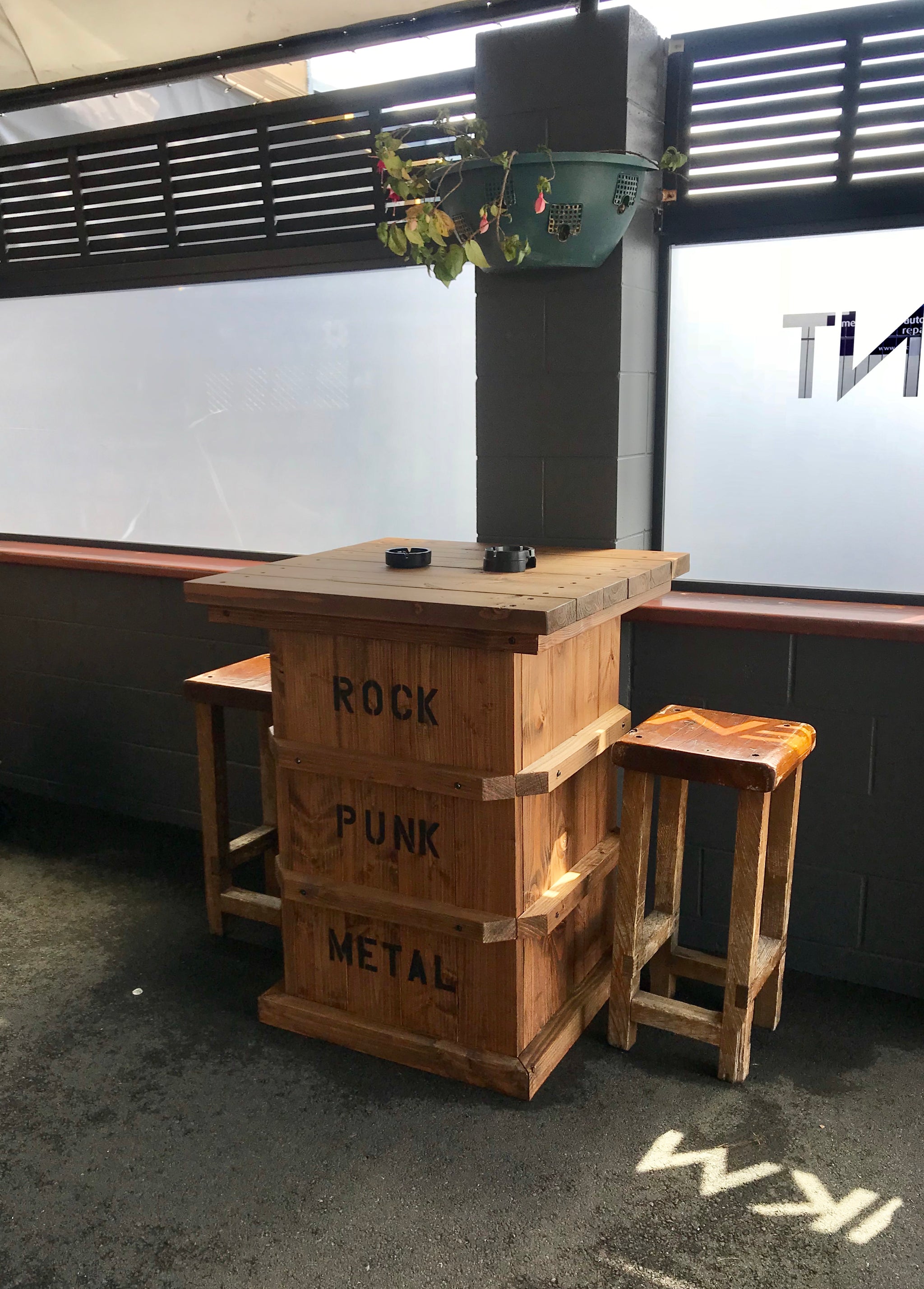 Woolpress Style Bar Leaner – J & L Furniture